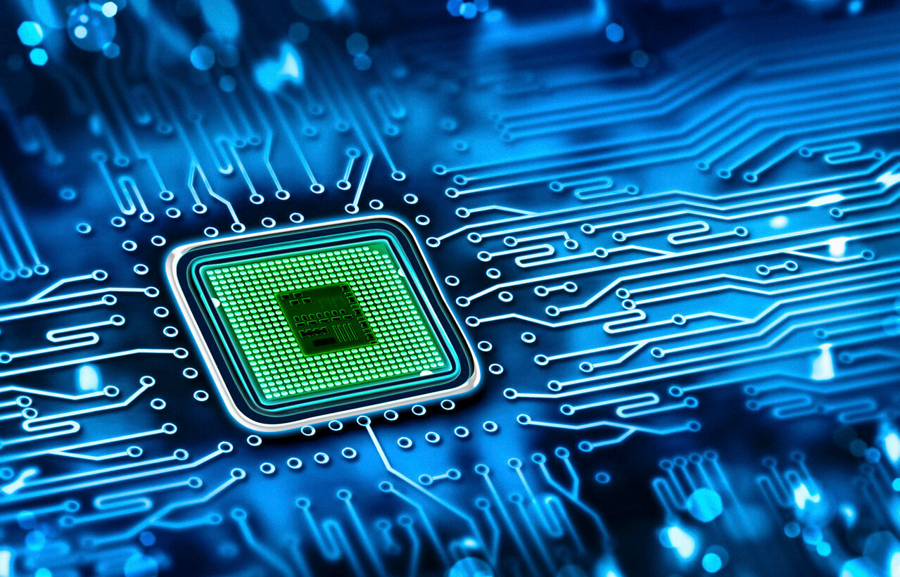 Escassez de chips persiste, mas situação começa a melhorar